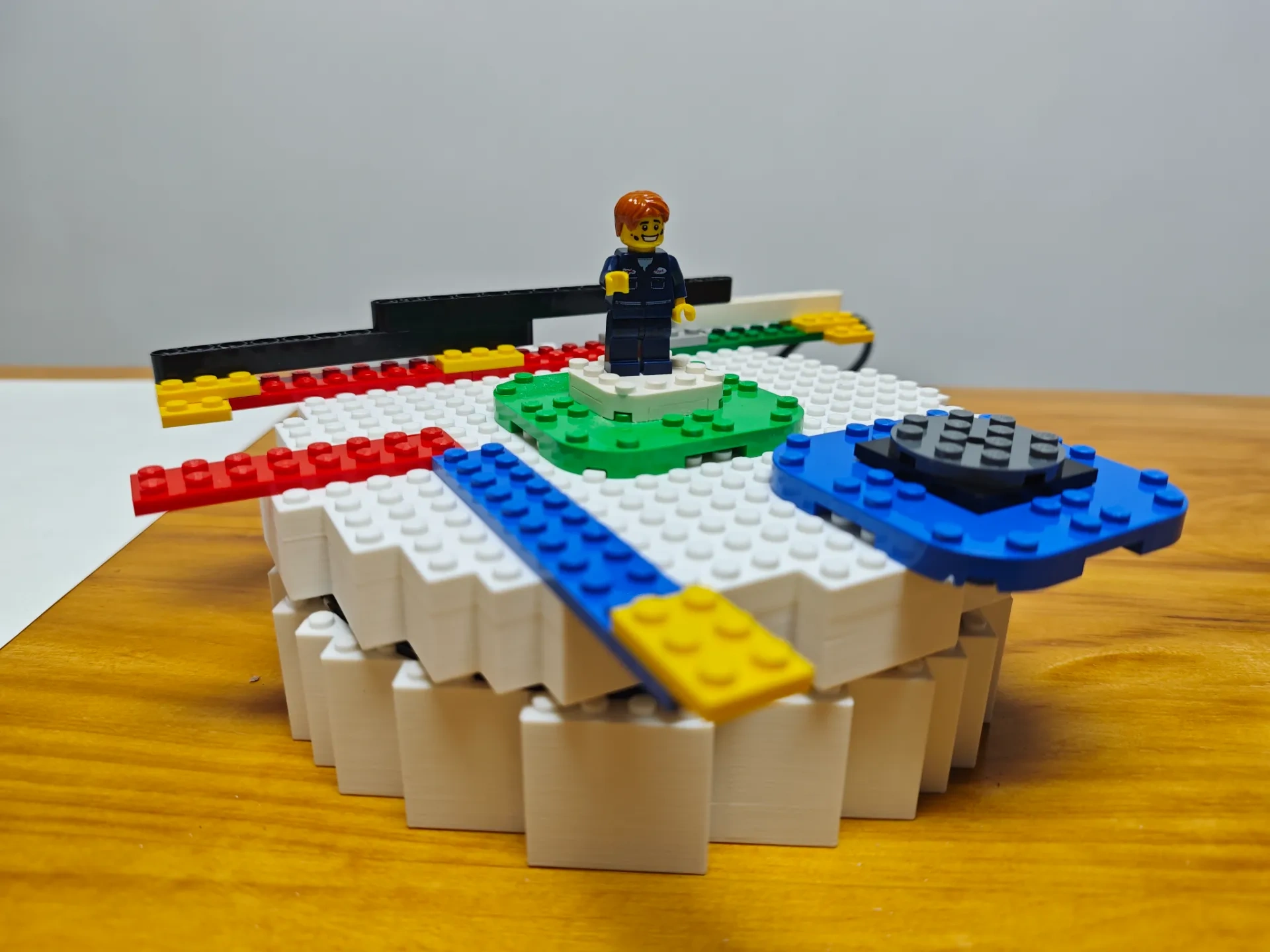 Lego-style Electric Rotating Display Stand Housing by 林嘉驹 - MakerWorld