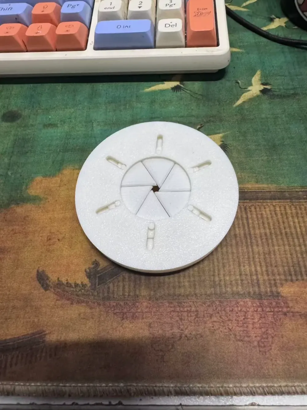 Iris shutter mechanism toy, storage box lid by user_749633582 - MakerWorld