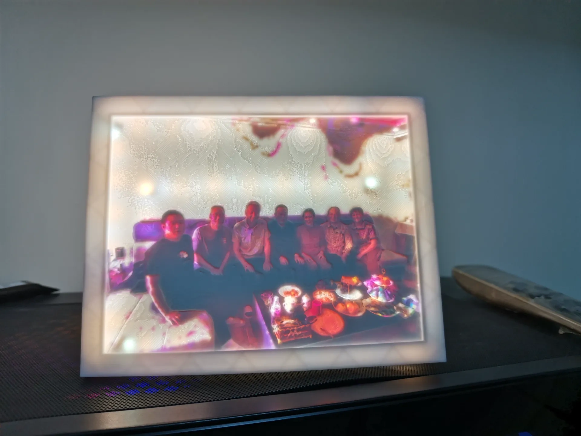 Super simple, ultra low cost, relief picture frame, can be placed ...