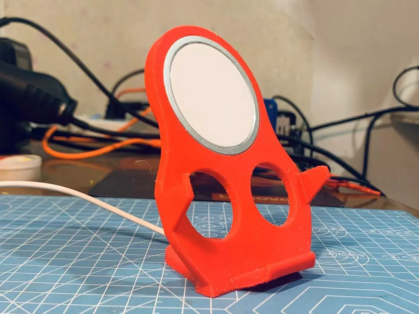 Wireless phone stand, landscape and portrait by Maochen - MakerWorld