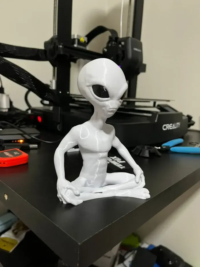 Sitting Alien - Free 3D Print Model - MakerWorld