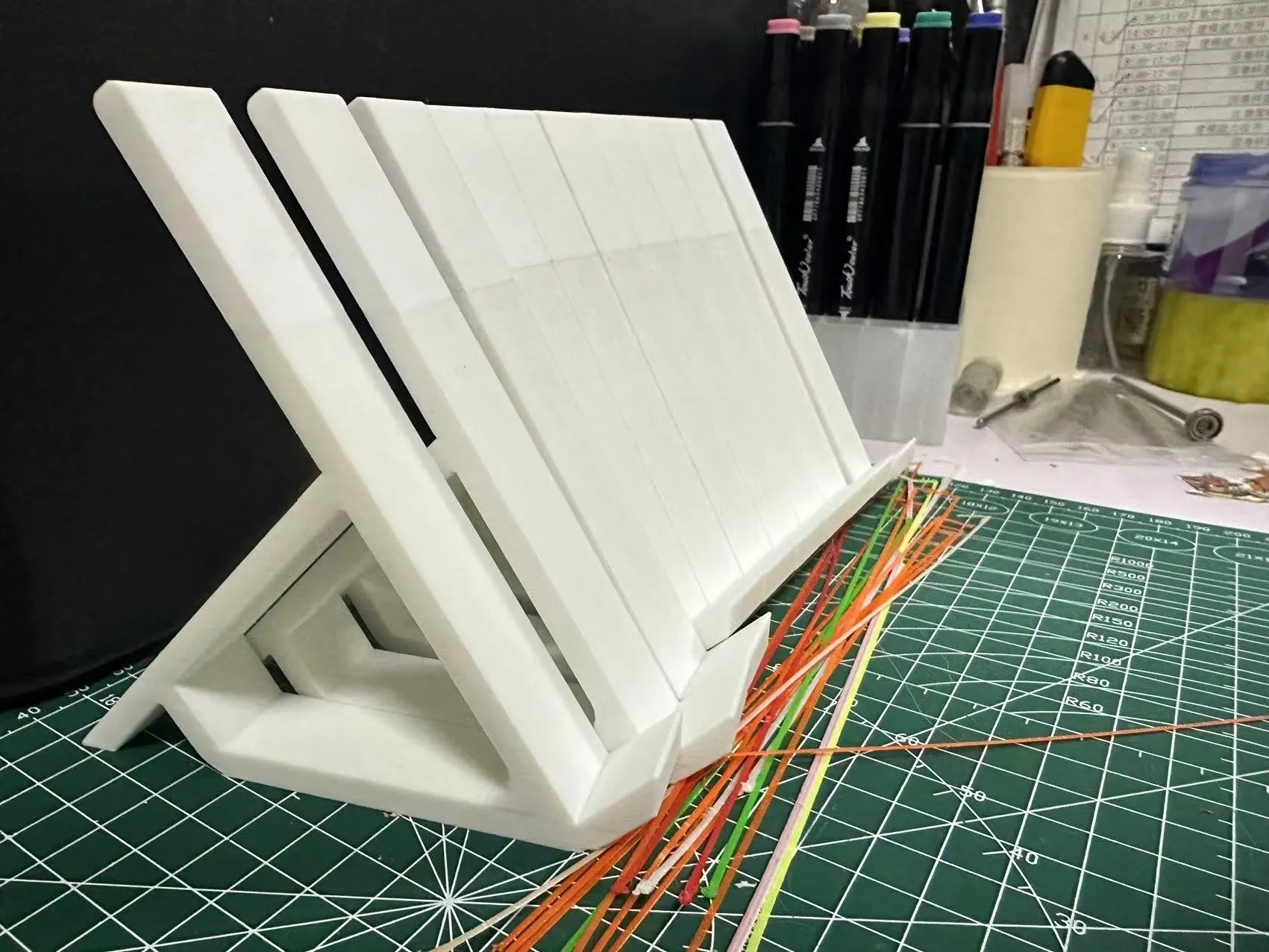Simple Multifunctional Laptop, Tablet, Phone, and Photo Stand by 天宇 ...