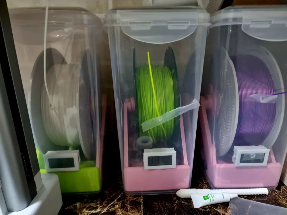 A desiccant storage box for filaments compatible with various brands' spools, suitable for 4L ...