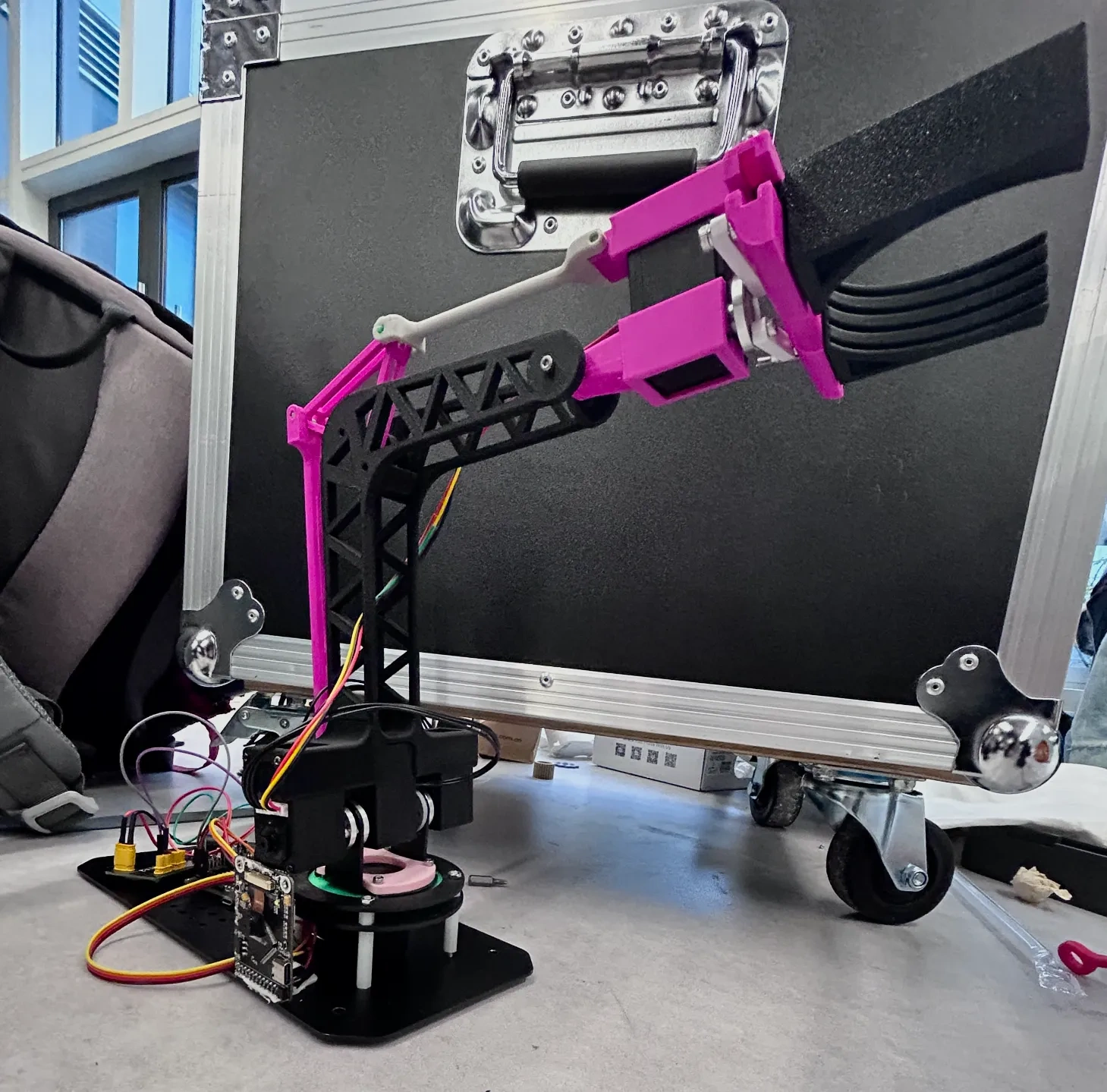 Articulated Three-Servo Lifting Robotic Arm by cwx MakerWorld: Download ...