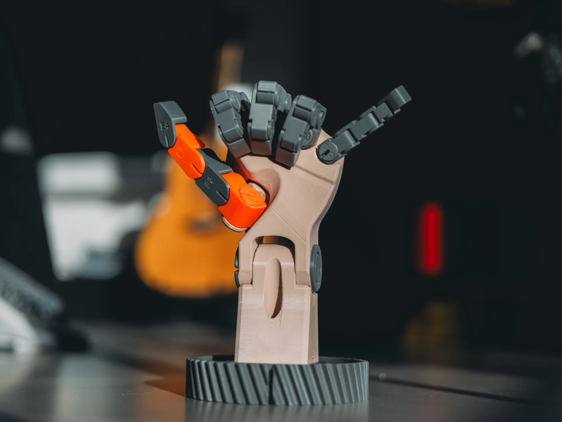 Articulated Robotic Arm (Right Hand) Display Stand Remixed by FxxkSky ...