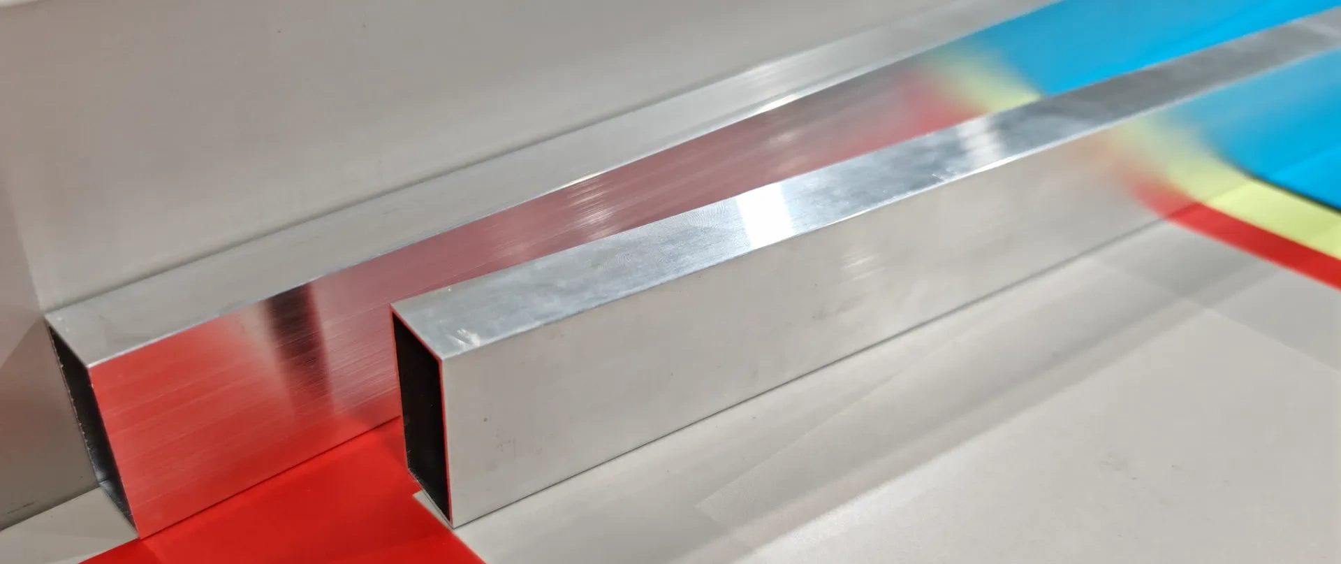 2040 square aluminum tubing connector, paired with six 1-meter-long ...