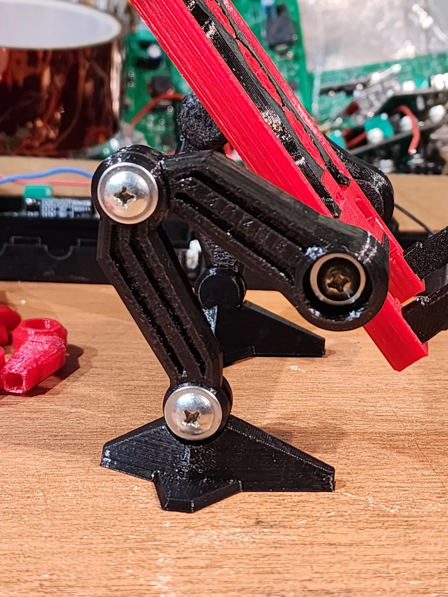 Mech phone stand by Valentin - MakerWorld