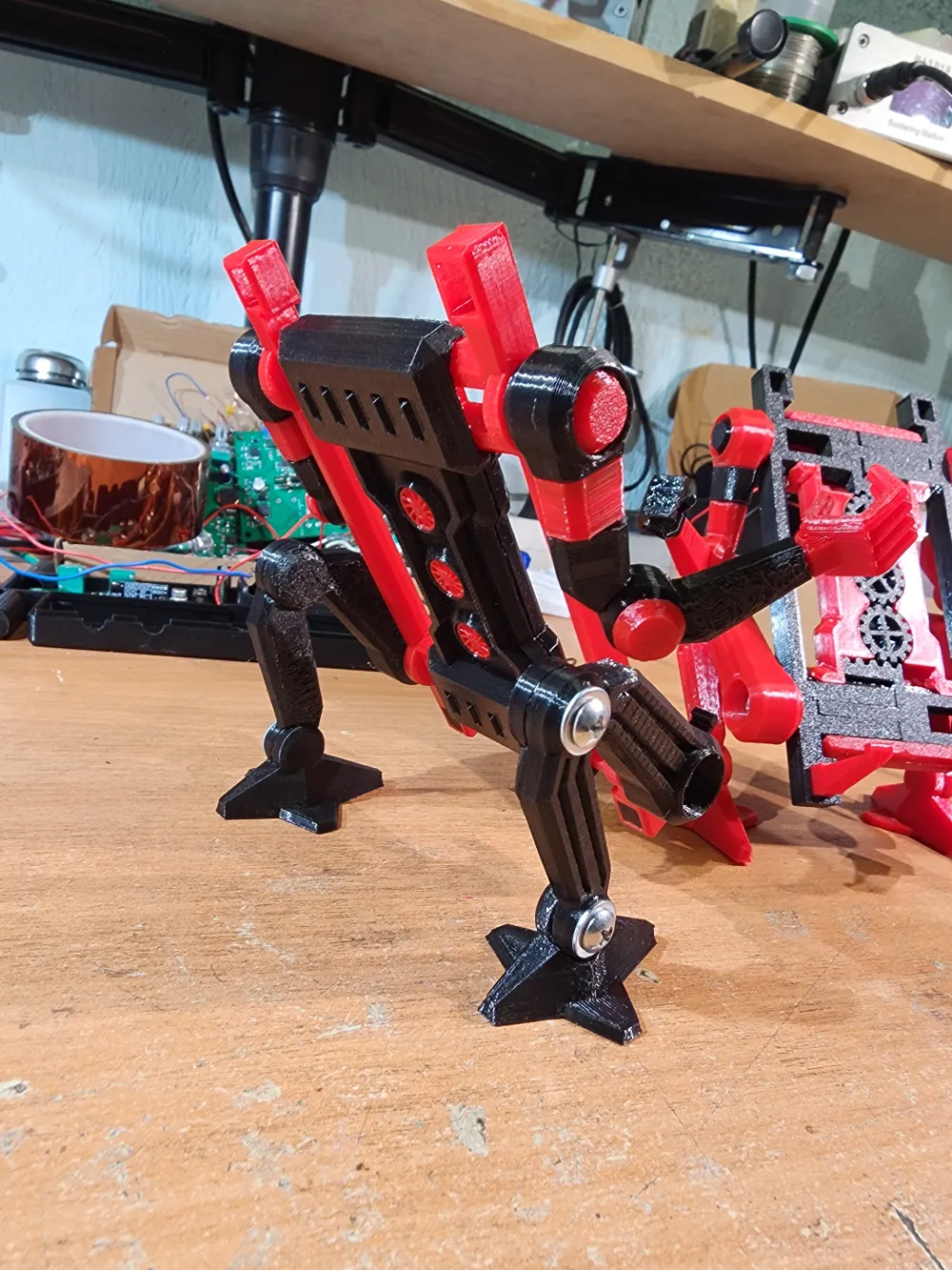 Mech phone stand by Valentin - MakerWorld