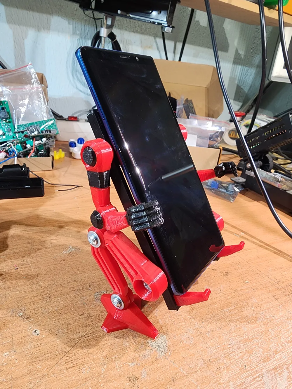 Mech phone stand by Valentin - MakerWorld