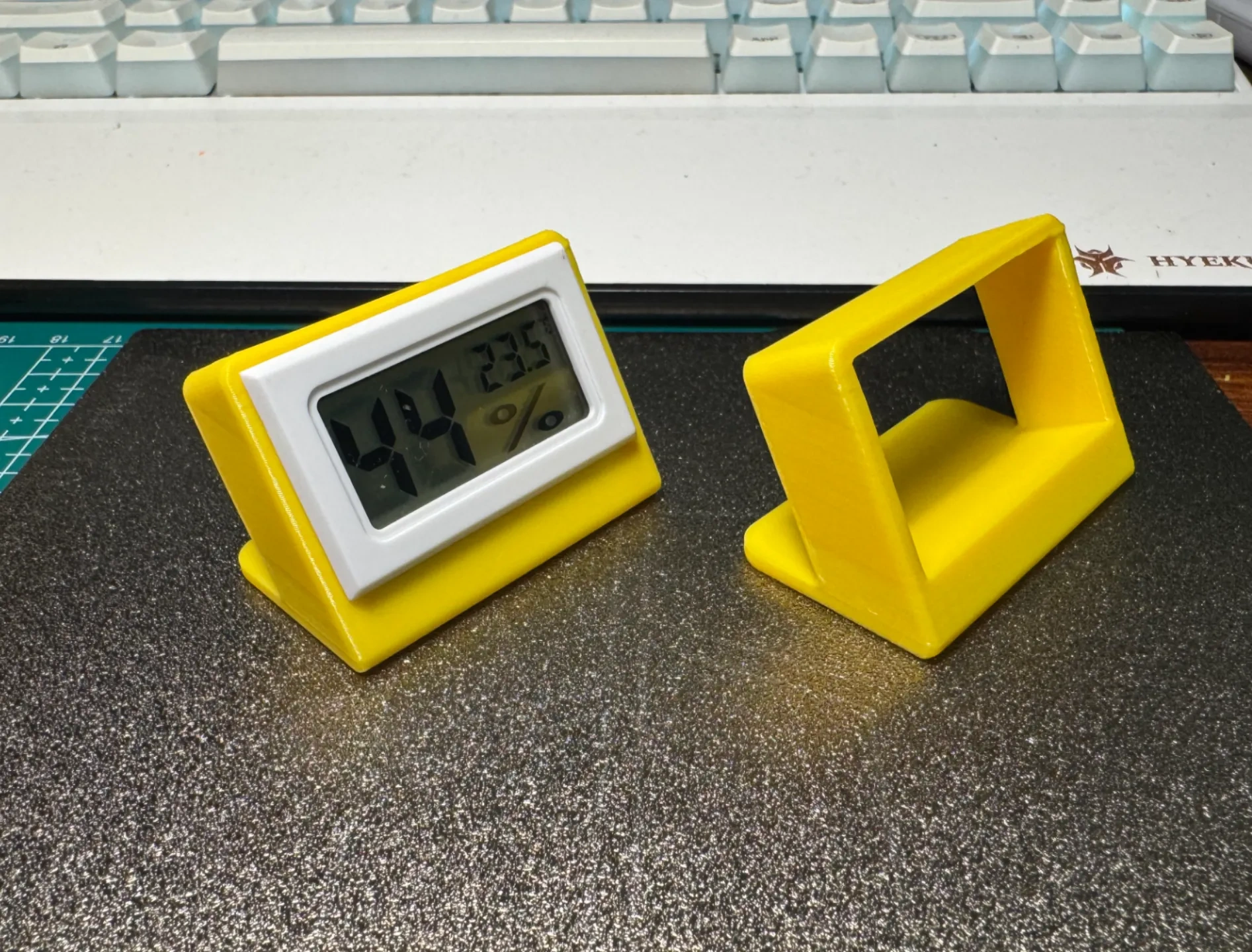 Thermometer holder tilted at 60° by user_1576240781 - MakerWorld