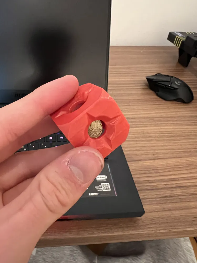 A coin stuck in a cube by Peter - MakerWorld