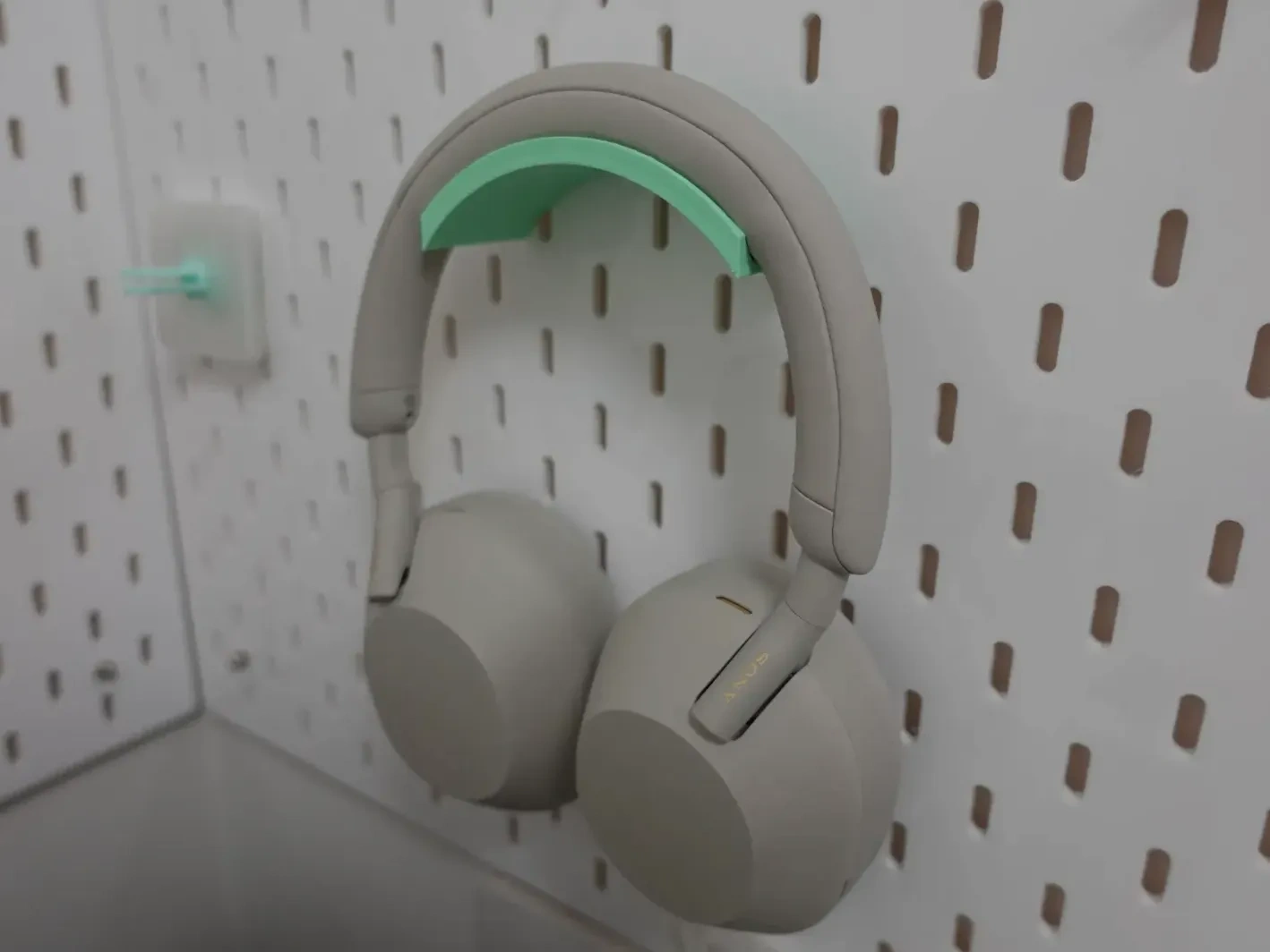 Customizable Peg Board Headphone Holder by linf - MakerWorld