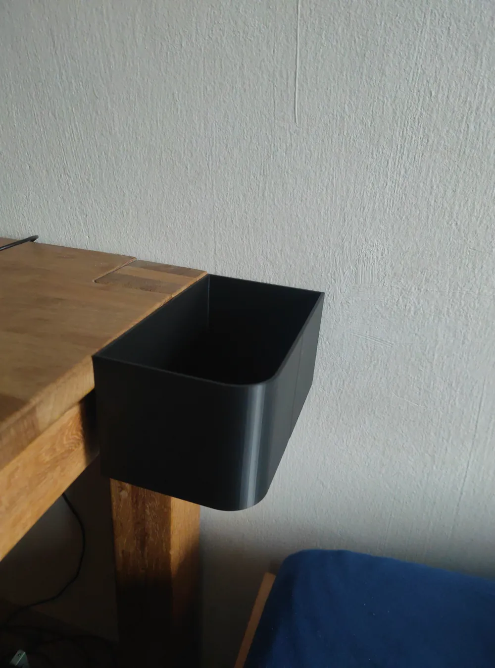 Simple desk-corner bin for double stick tape by Linus - MakerWorld