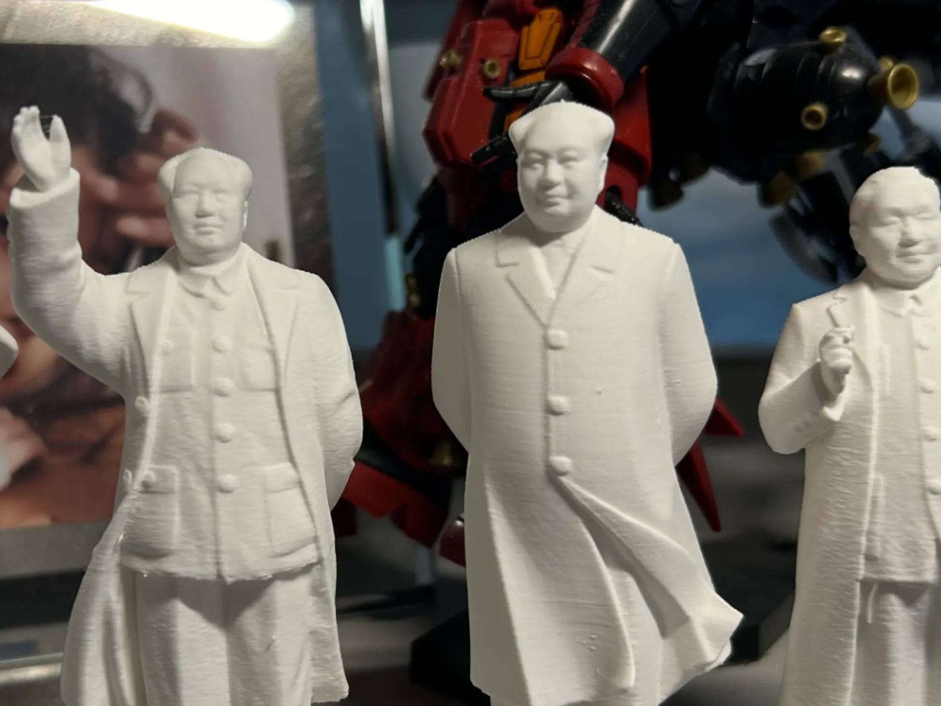 Chairman Mao waving by wcwcyy - MakerWorld