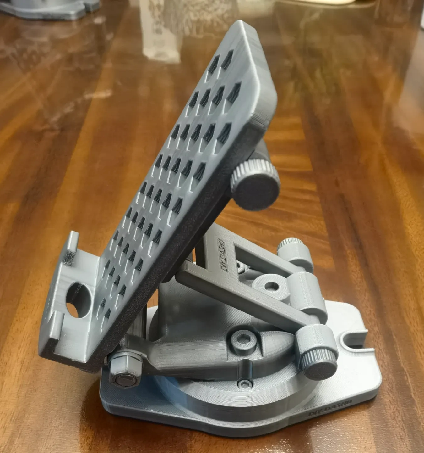 vise-style phone holder by user_2748081123 - MakerWorld