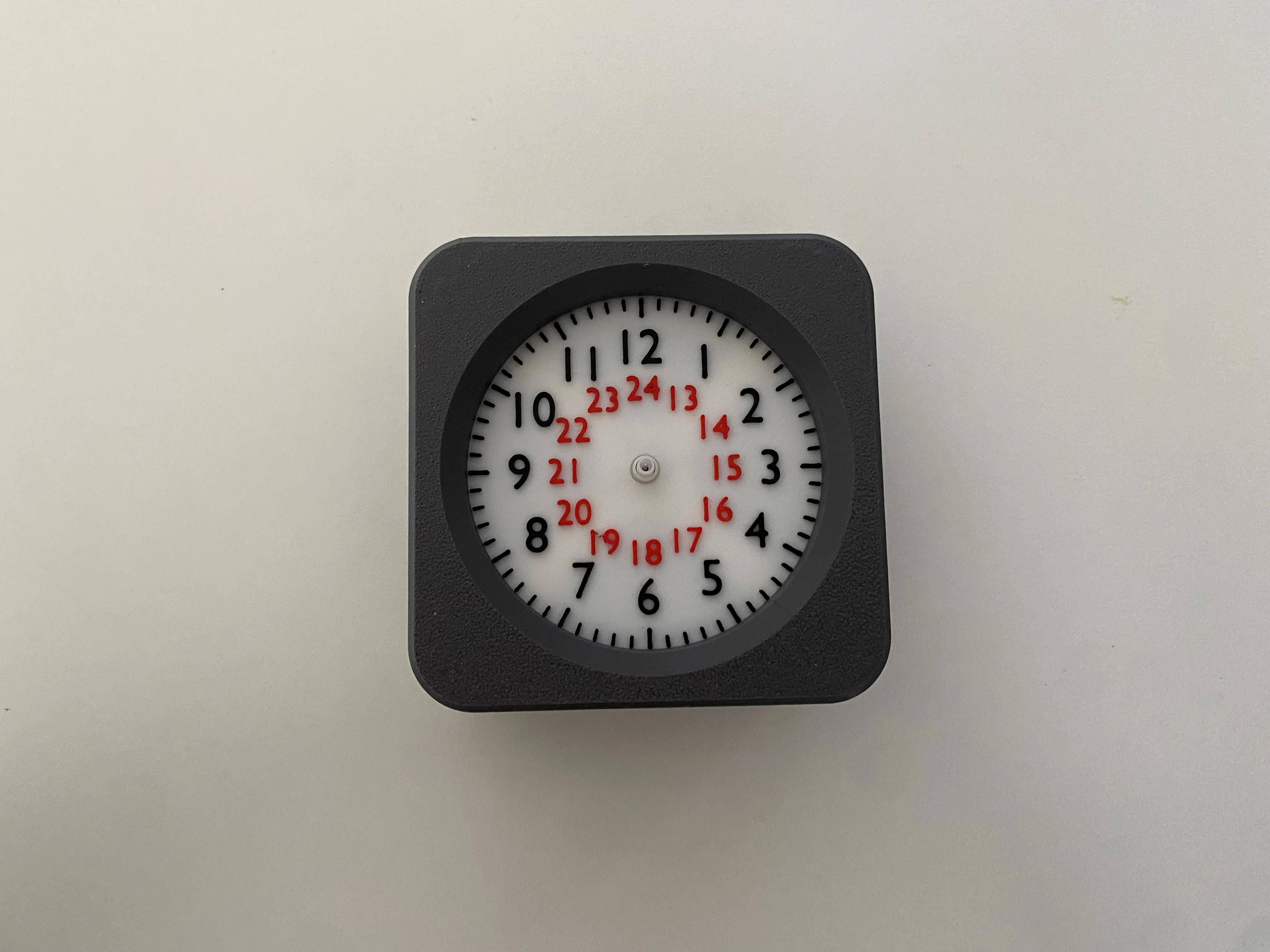 Simple table clock-Multiple dial options!-No AMS by Felix MakerWorld ...