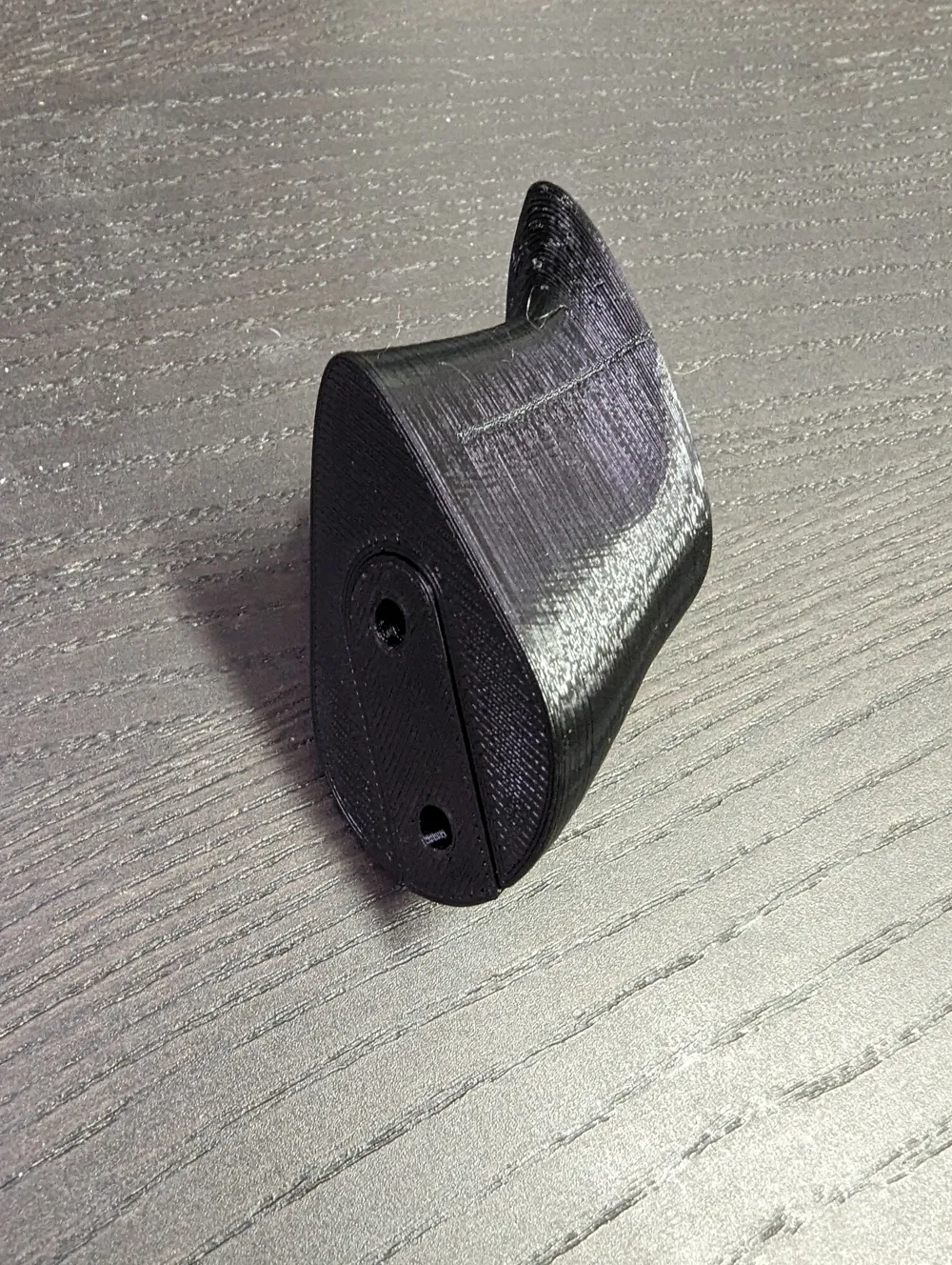 Tennis racket wall mount v2 - single racket Remixed by Félix - MakerWorld