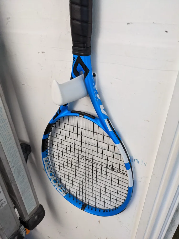 Tennis racket wall mount by Félix MakerWorld: Download Free 3D Models