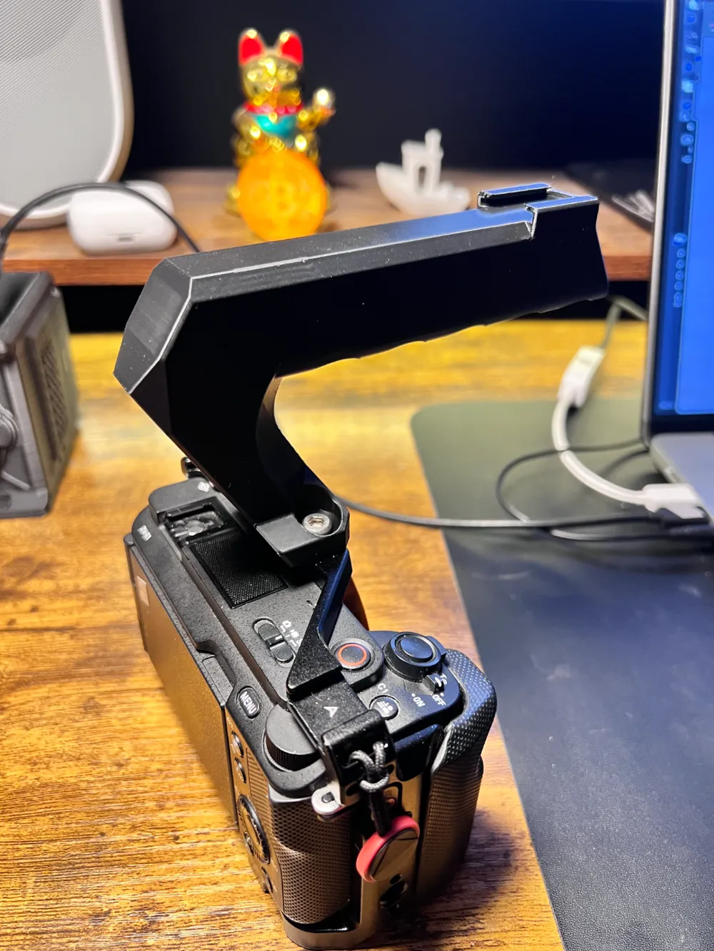 Camera Handle mit Hot Shoe Adapter Remixed by Gregor MakerWorld ...