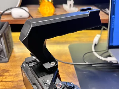 Camera Handle mit Hot Shoe Adapter Remixed by Gregor MakerWorld ...
