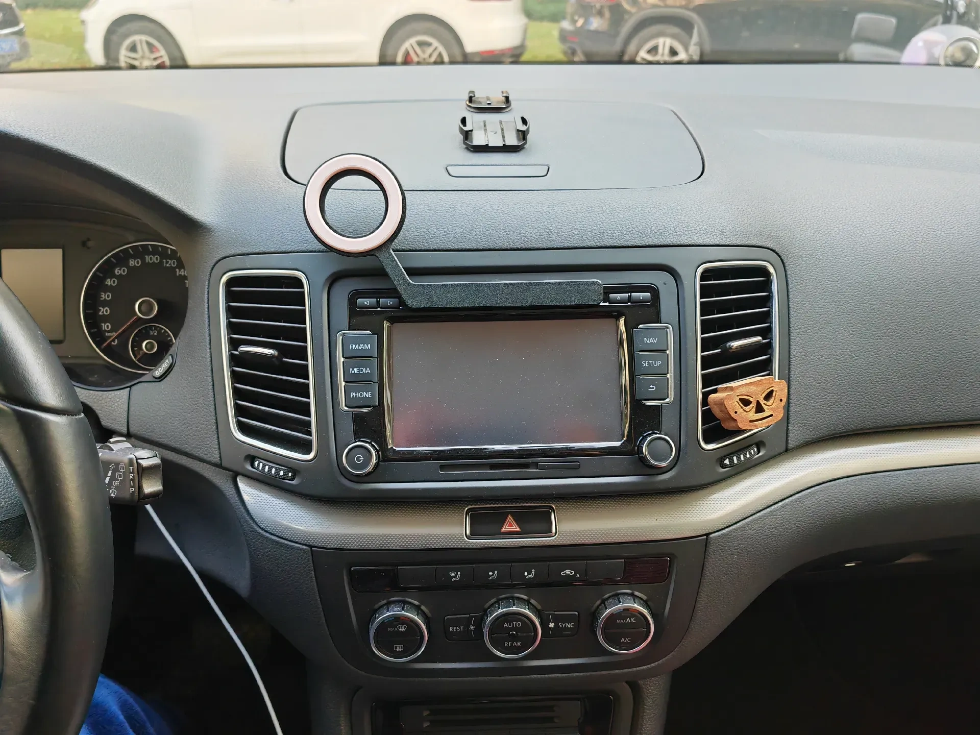 Sharan CD slot phone holder by xuyiyang - MakerWorld