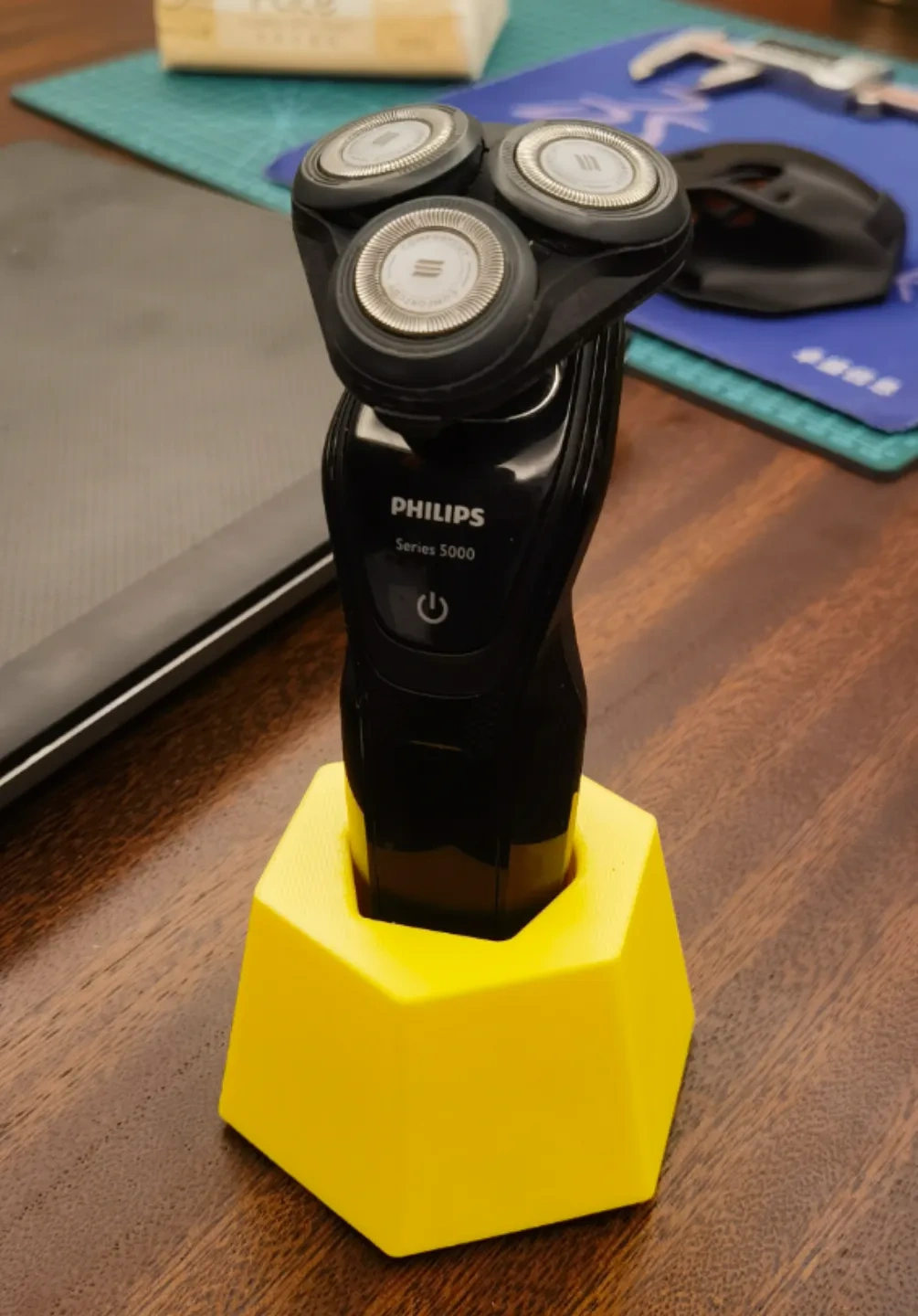 Philips Razor Stand by user_1687276034 - MakerWorld