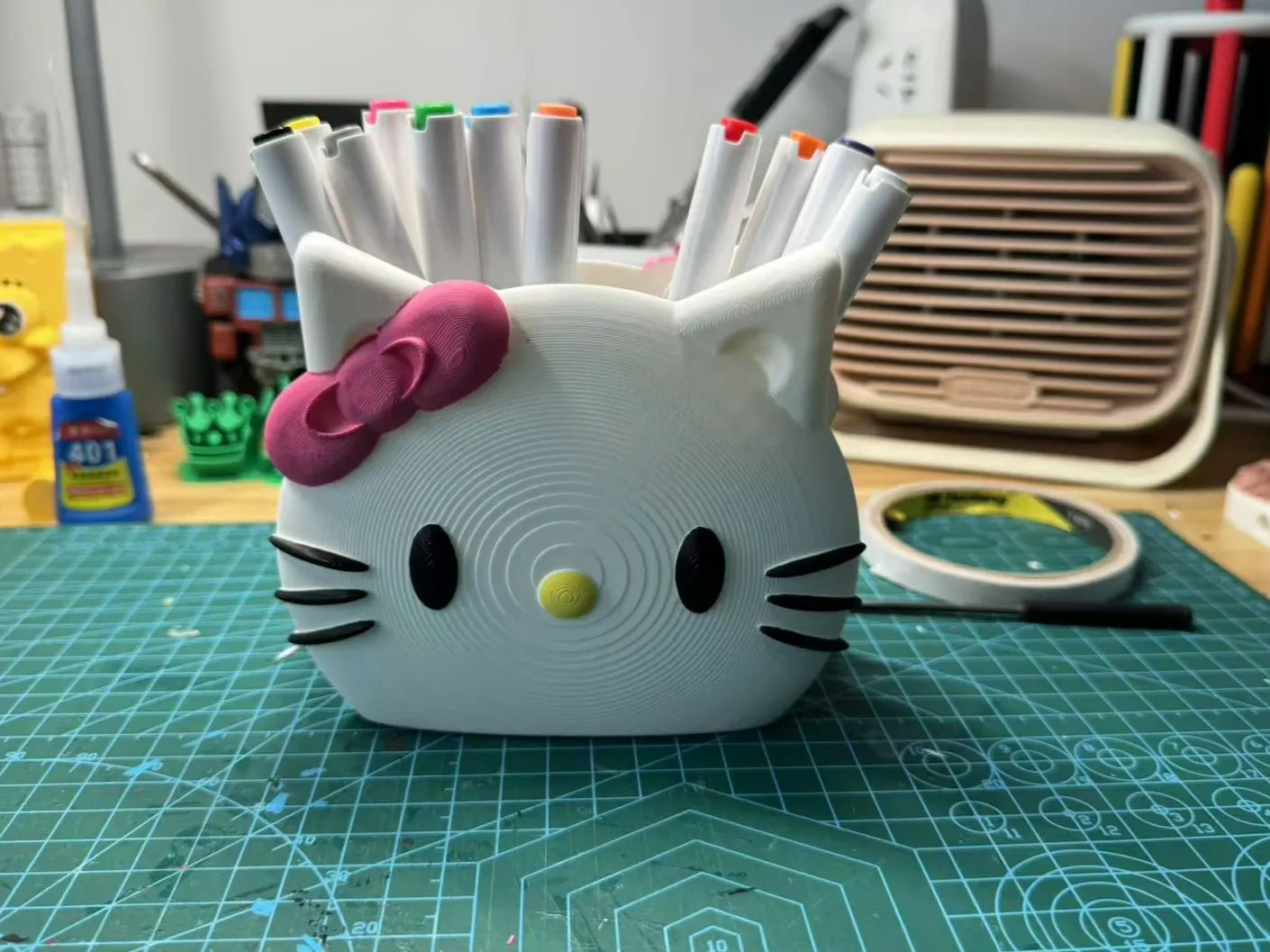 An adorable Hello Kitty pen holder by 小红薯手工人 - MakerWorld