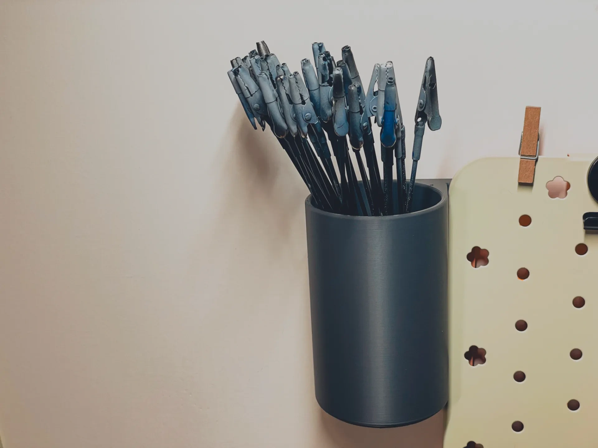 Hanging Pen Holder by chan MakerWorld: Download Free 3D Models