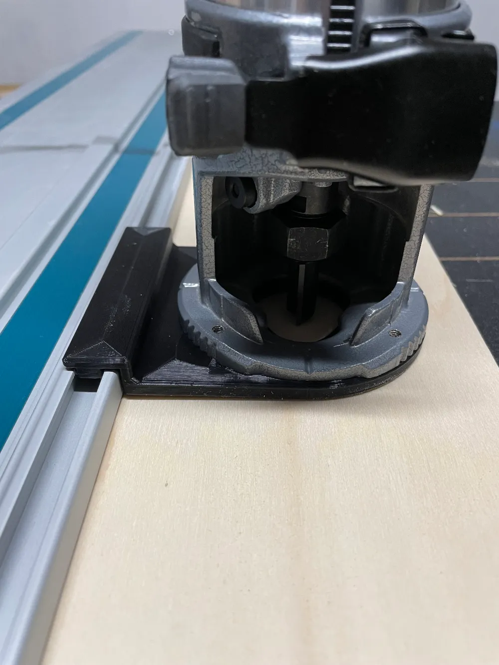 Guide rail adapter for Makita RT0700 by Streifenkarl - MakerWorld