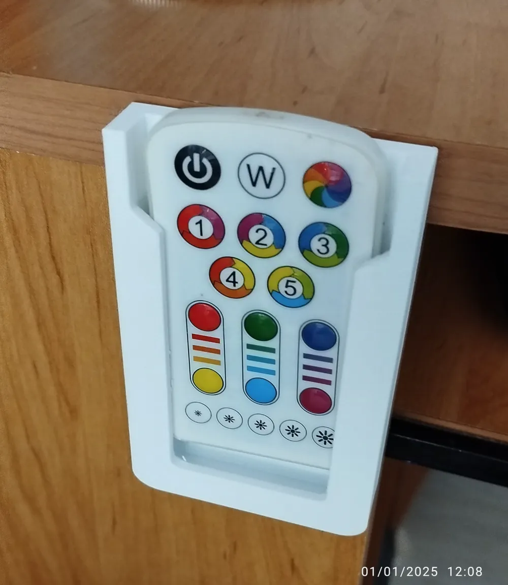 Flat remote control holder by Phil_69100 - MakerWorld