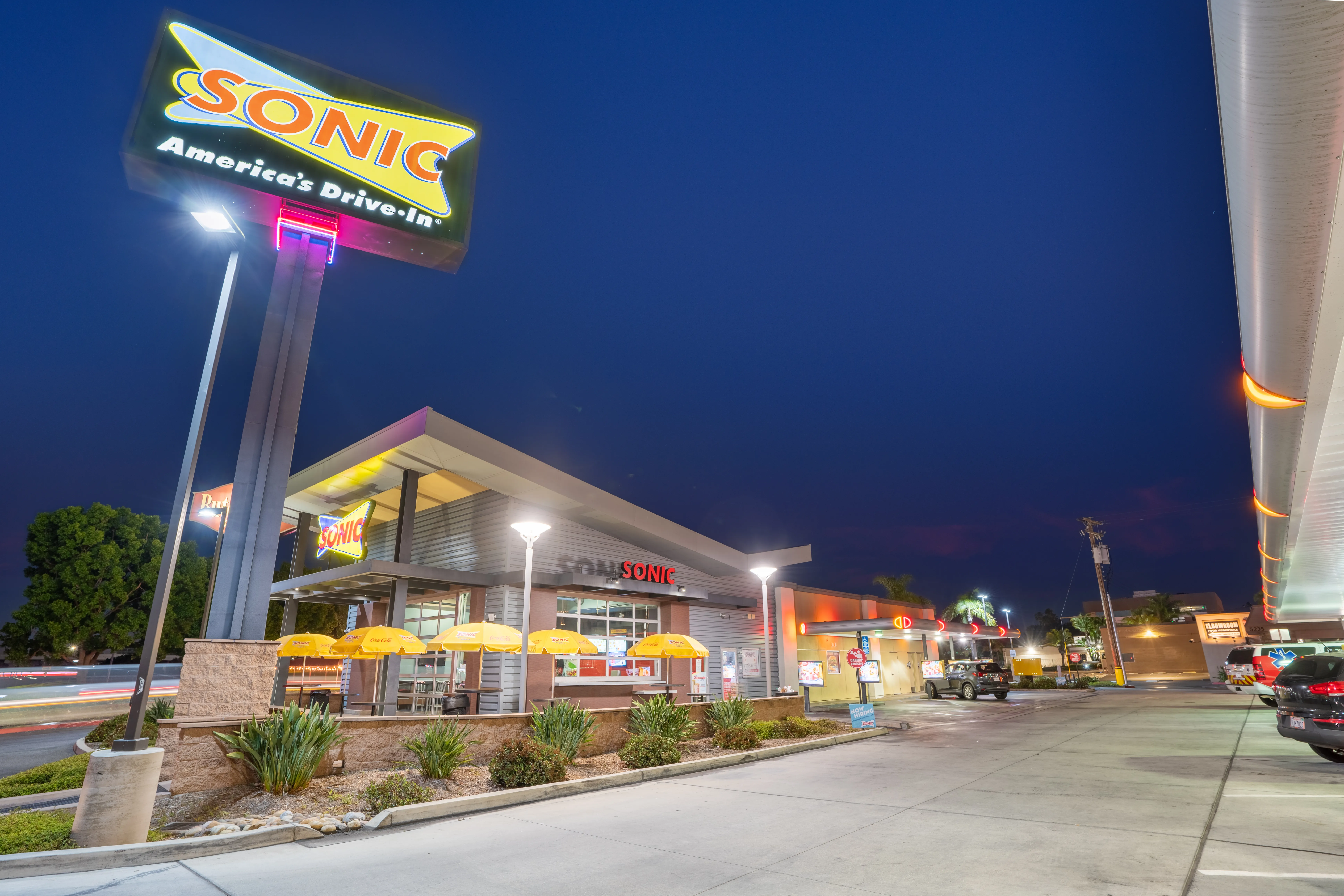 Sonic Drive-In Restaurant - 79 pc Model Set by LAYRLAB MakerWorld ...
