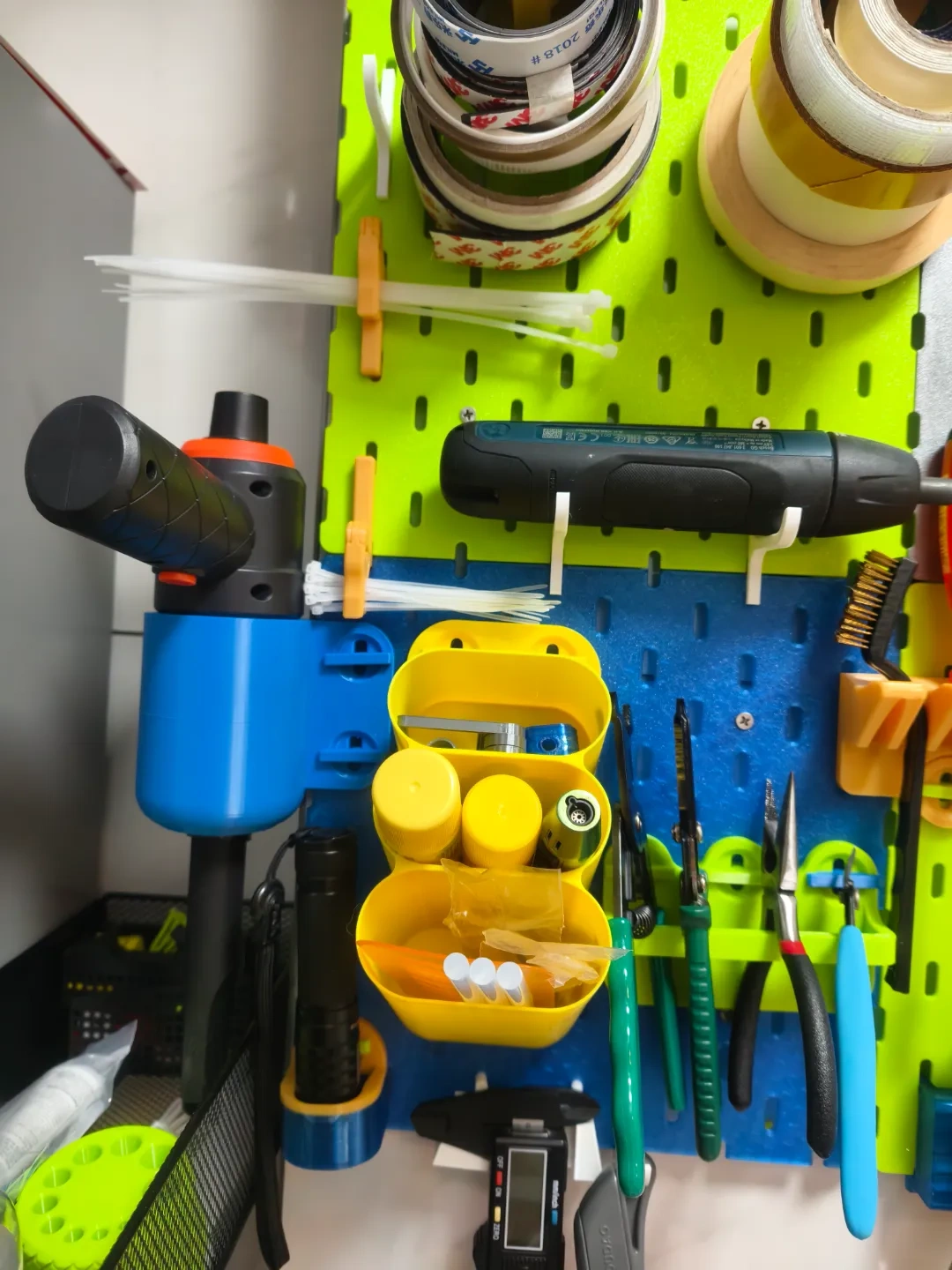 SKADIS pegboard universal desktop vacuum holder T-clip system Remixed by Axion-Tetractys ...