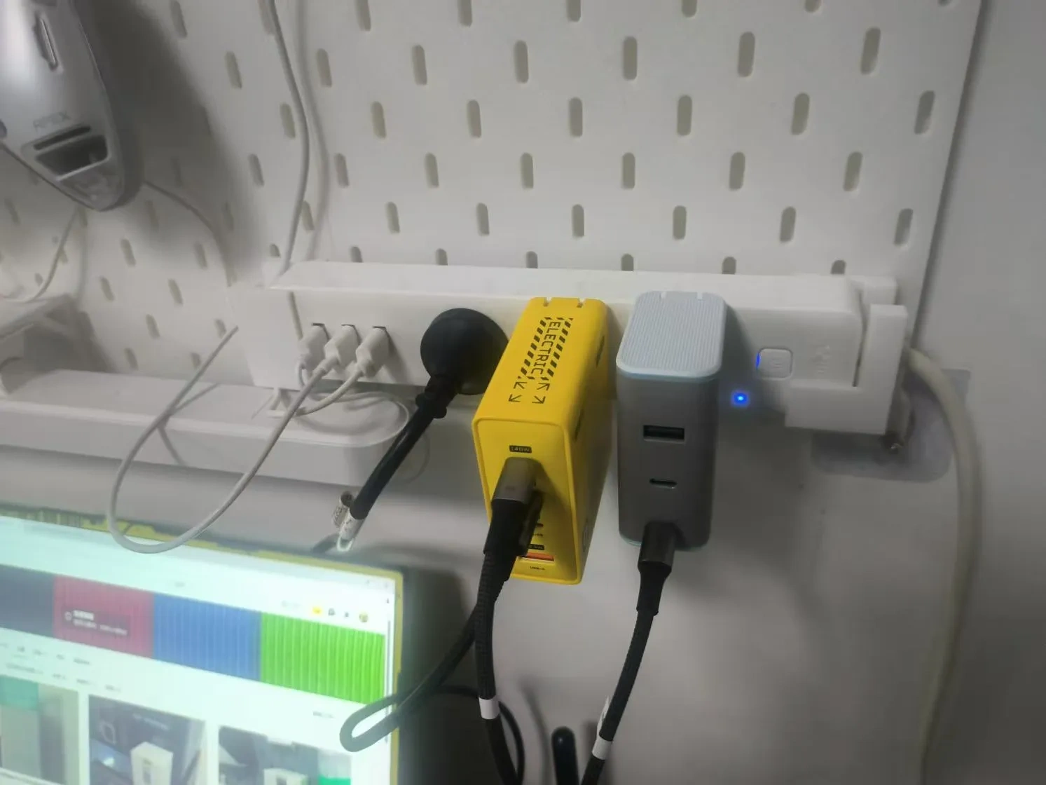 Bull USB power strip fixed to IKEA pegboard by 千秋一梦 - MakerWorld