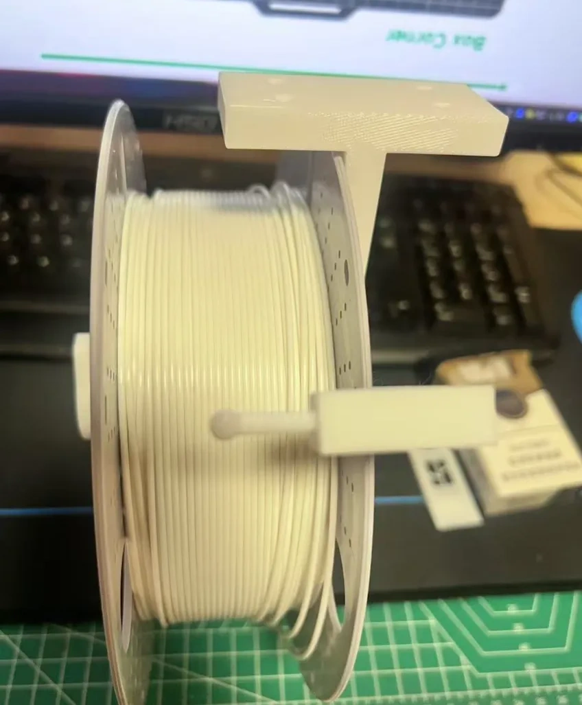 Inverted spool holder with universal pneumatic connector by 九五 - MakerWorld