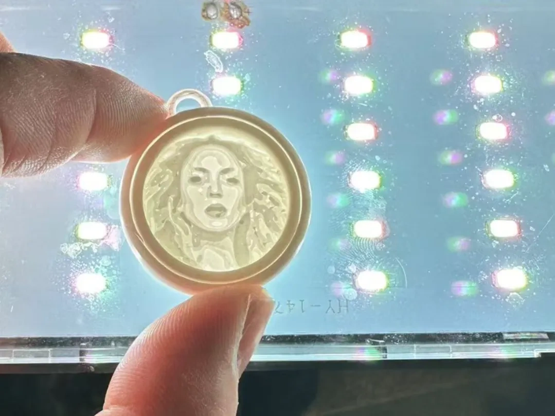 Colombian singer Shakira, fidget ring, keychain, necklace, custom ...