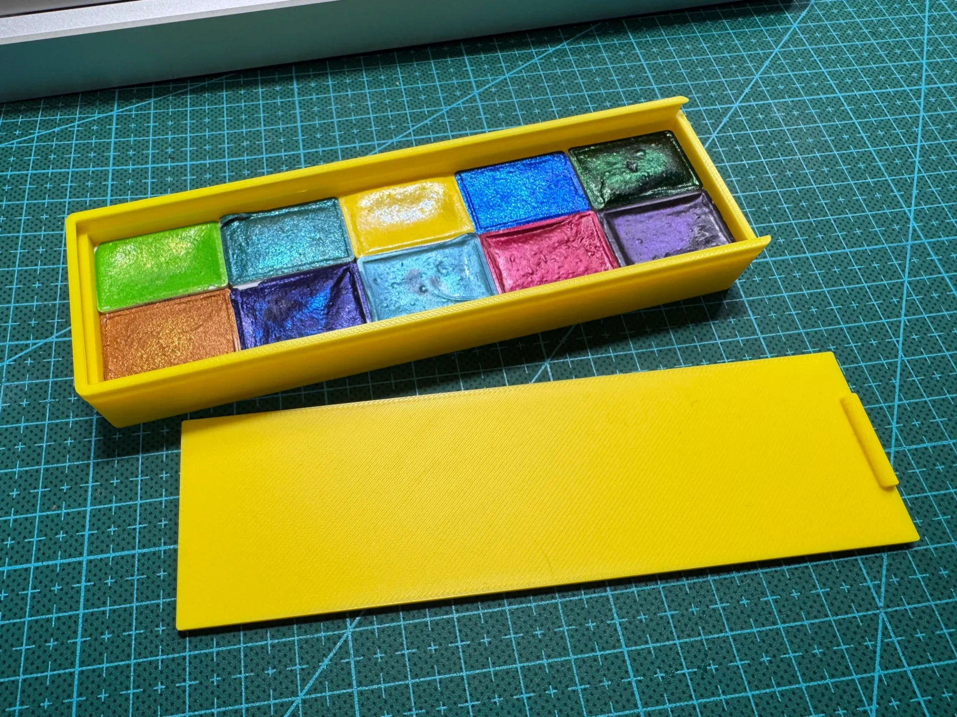 A pull-out watercolor box, which can hold 10 White Nights solid watercolors by 游离 - MakerWorld