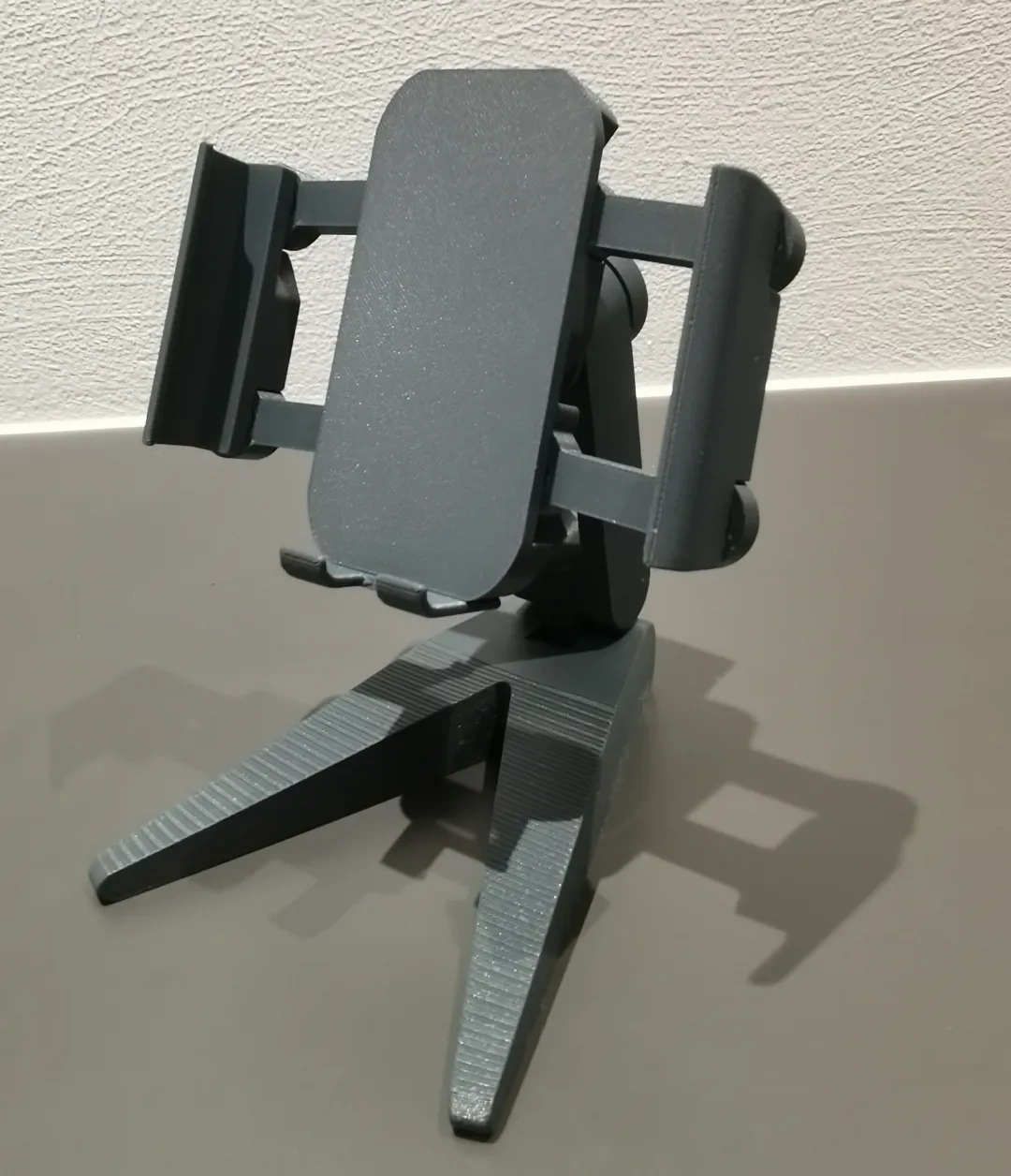 Gravity-Tightening Phone Holder by sheena - MakerWorld