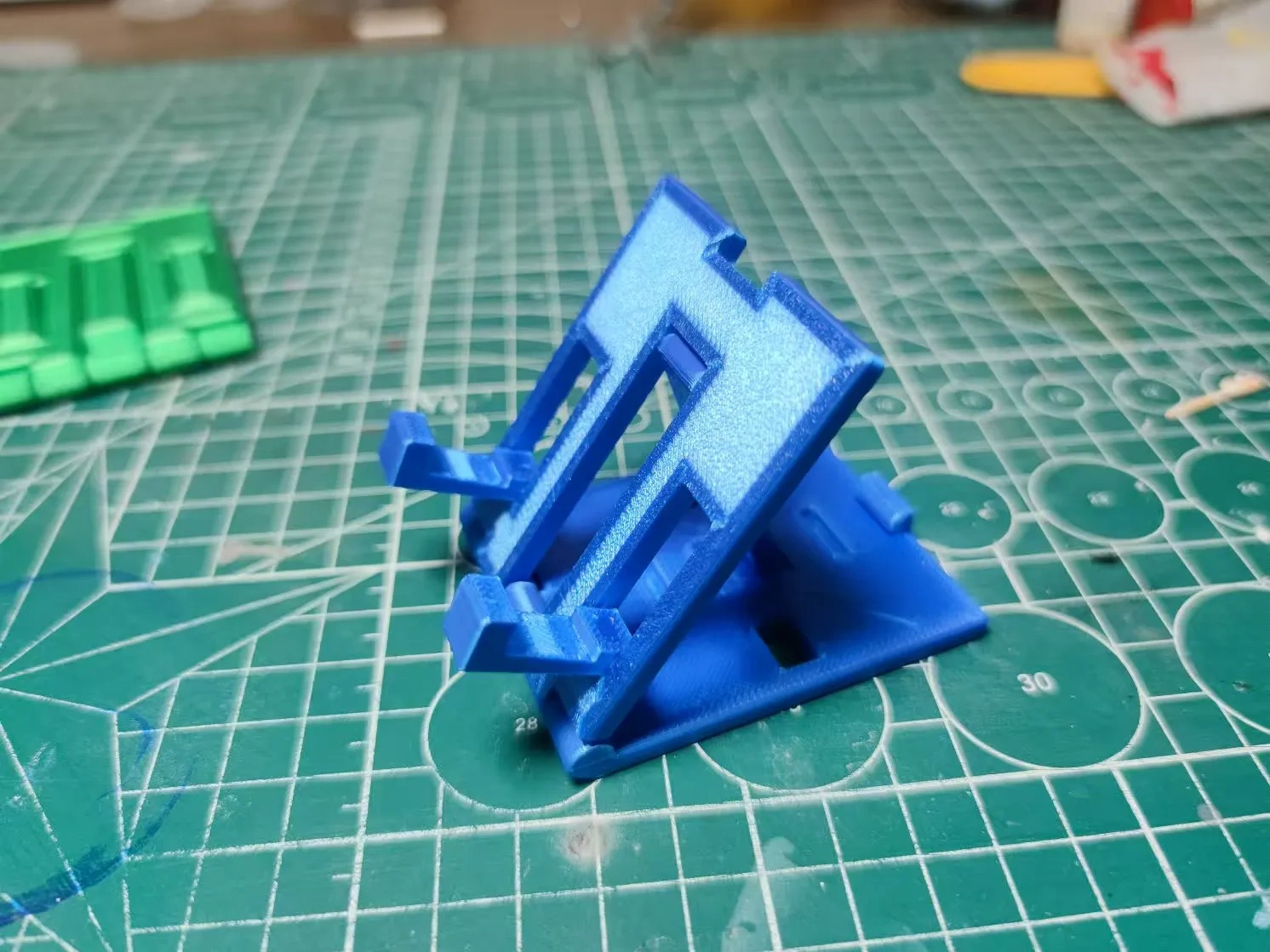 Print-in-Place Folding Phone Stand by ycxujia - MakerWorld