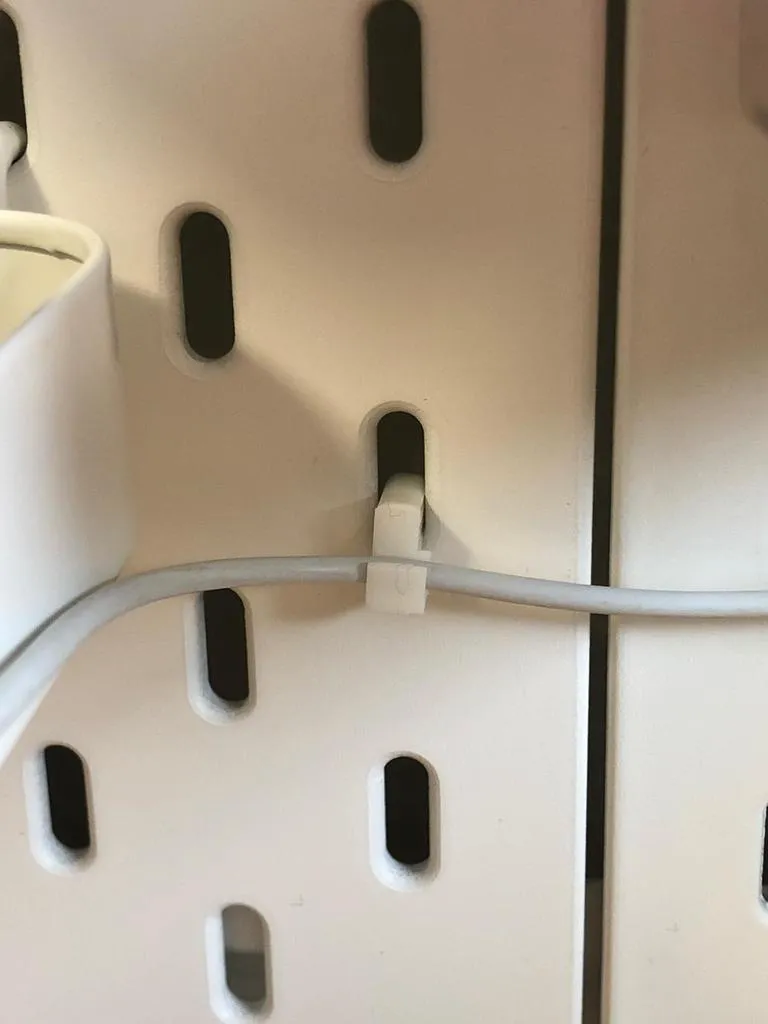 IKEA Skadis cable holder by Flavia - MakerWorld