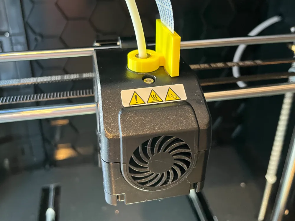 FlashForge 3 and 4 ribbon cable stabiliser by Phil Pitini - MakerWorld