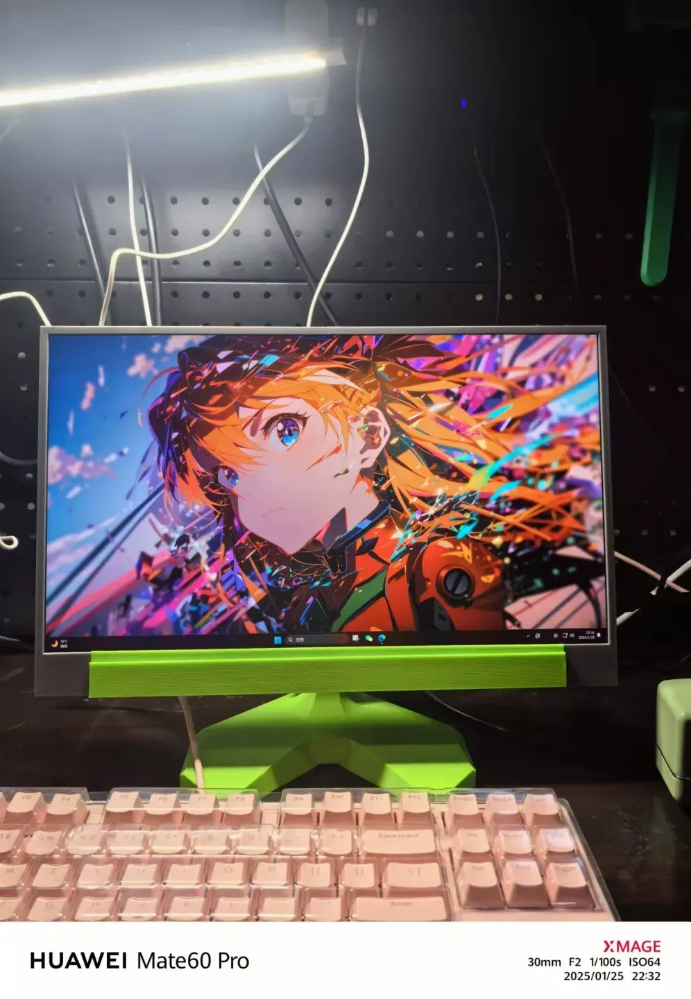 Encasing my 15.6-inch loose screen in a shell and stand, finally ...