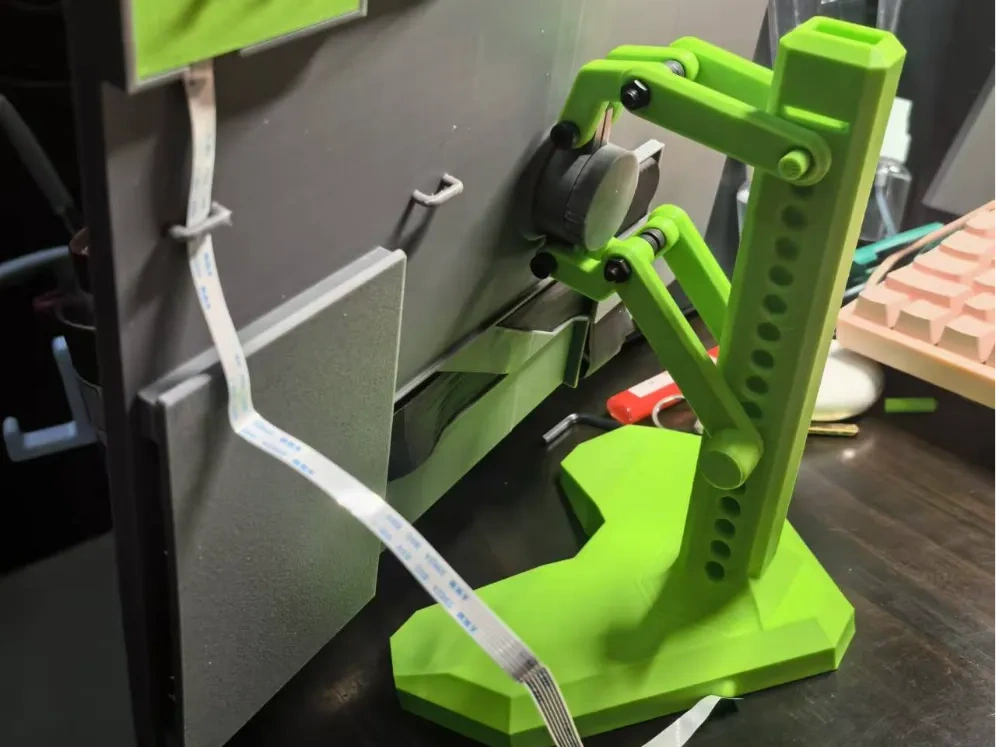 Encasing my 15.6-inch loose screen in a shell and stand, finally ...