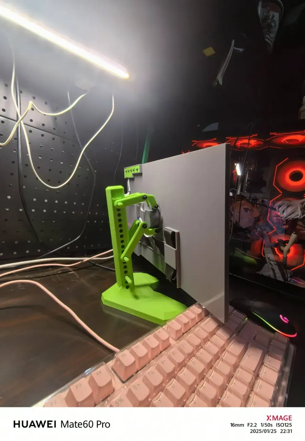 Encasing my 15.6-inch loose screen in a shell and stand, finally ...