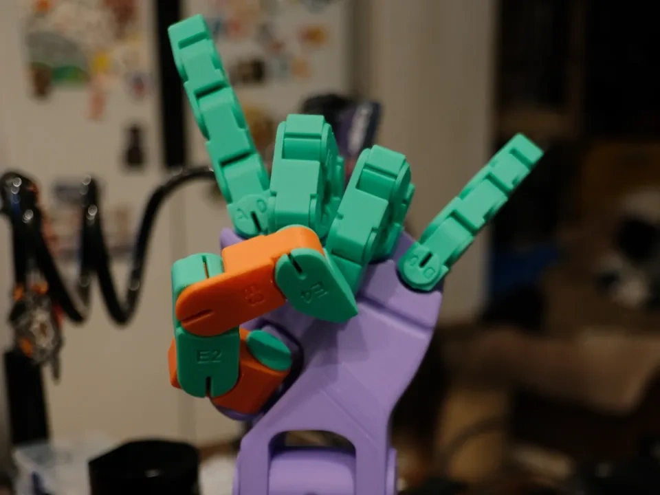 Posable Mechanical Hand (with Stand) Remixed by Microblacker - MakerWorld