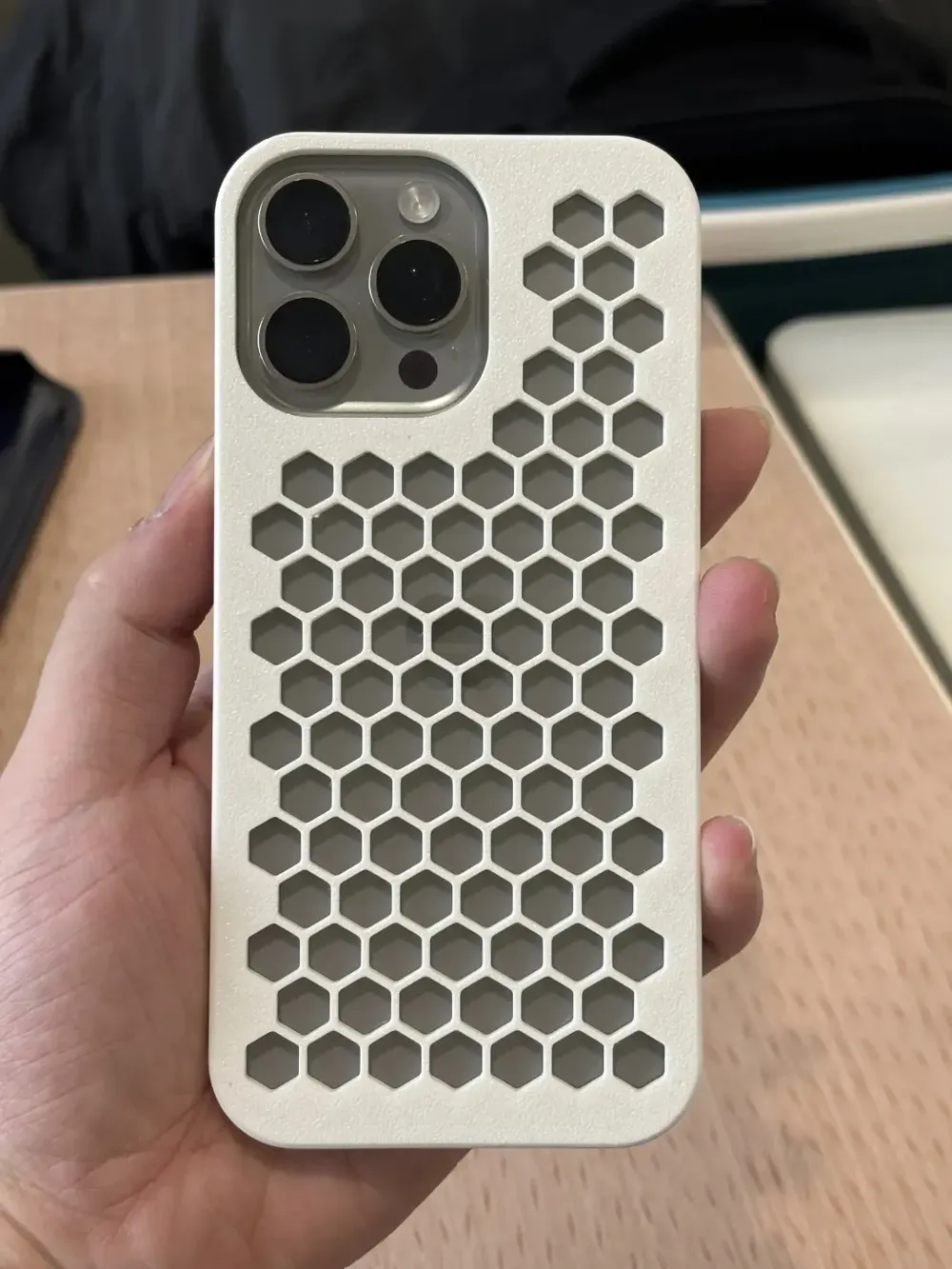iPhone 16 Pro Max Honeycomb Phone Case by 衫弟 - MakerWorld