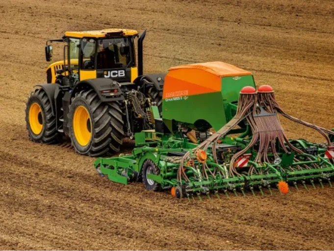 High-Speed Tractor -- JCB Fastrac 8330 by 冰王 - MakerWorld