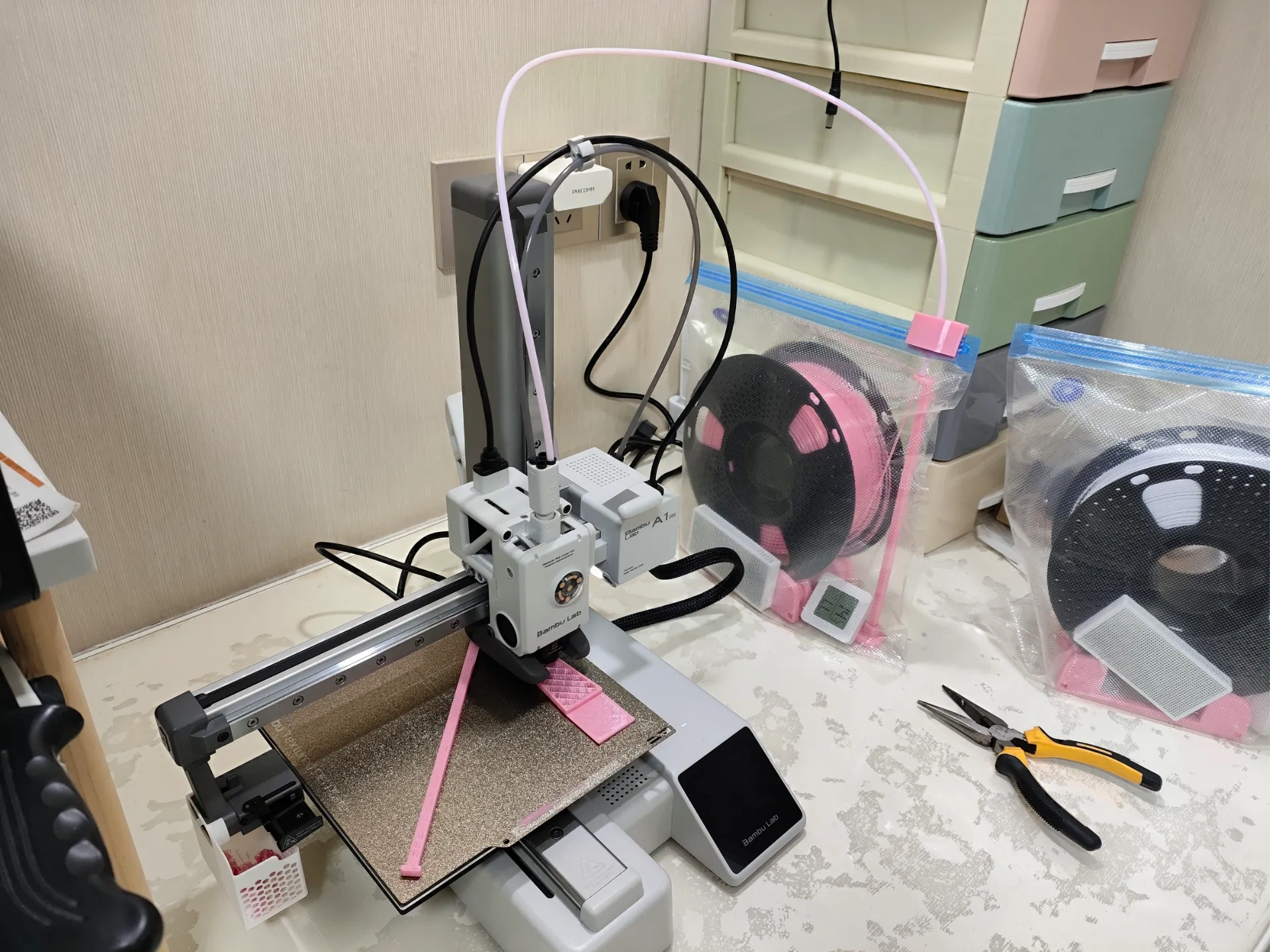 Filament Vacuum Bag Tube Bracket by 新鲜的蟑螂 - MakerWorld
