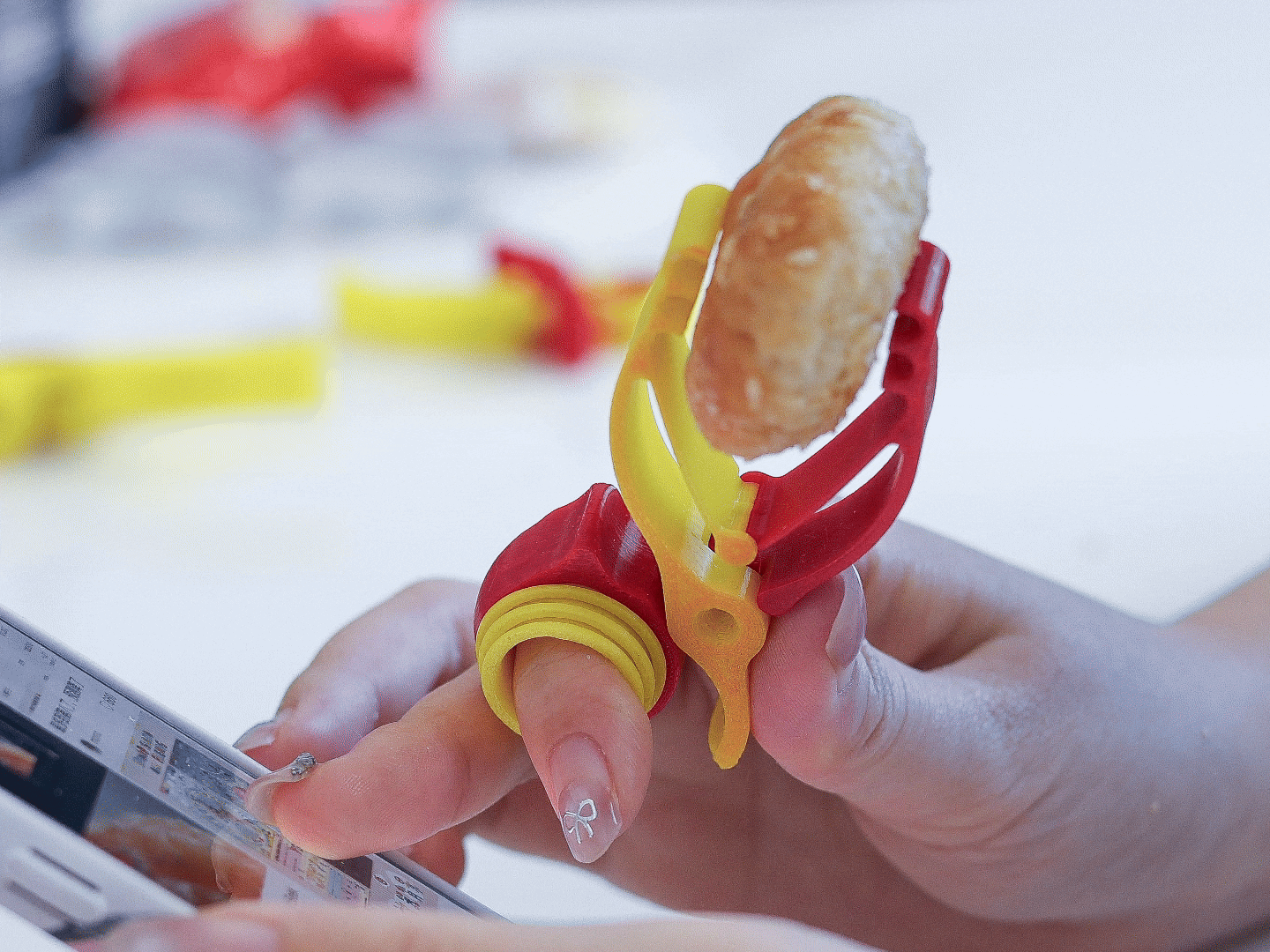 Fingertip Snack Clip (Keeps Your Hands Clean While Snacking) by 感觉呼吸 ...