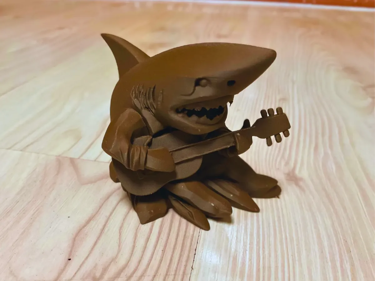 Hajgitarrist skrivbordsdekoration i trä av William Dou MakerWorld ...