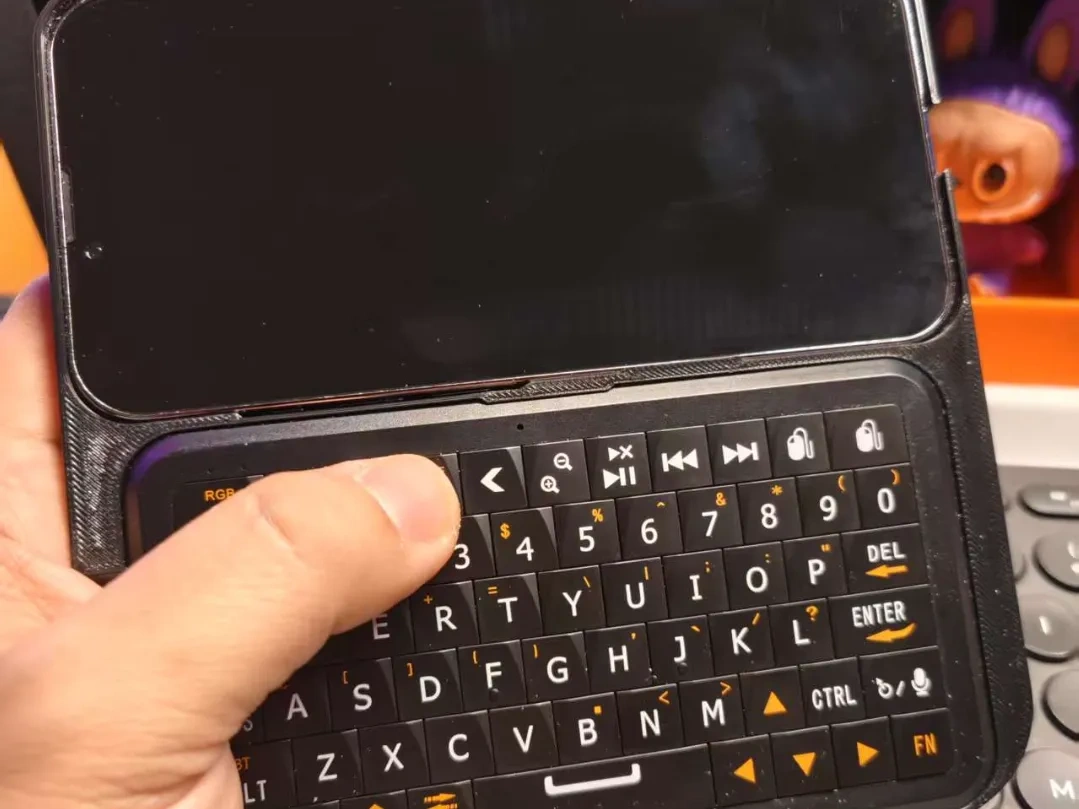 iPhone 13/13 Pro + Winmaxle B1 Phone Keyboard Holder by 盛禾大威 MakerWorld ...